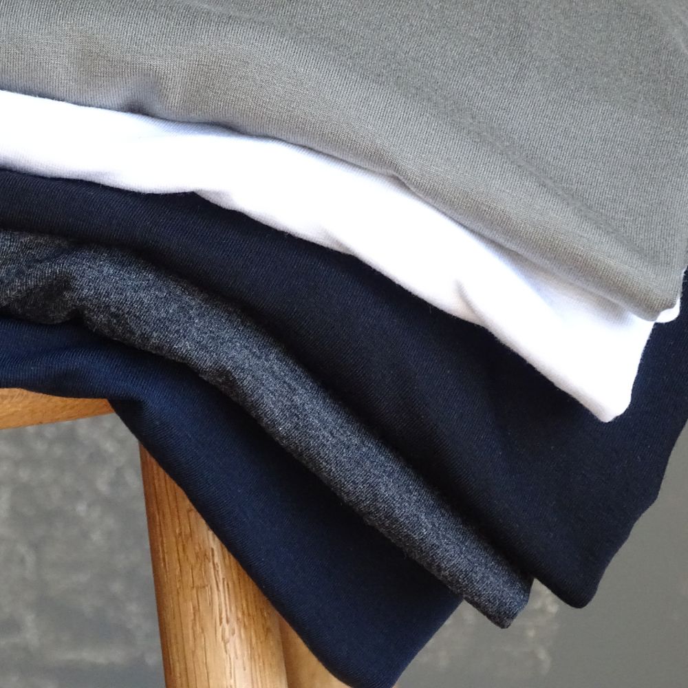 Guide: Fold dine T-shirts nemt og hurtigt – Bambuni Denmark